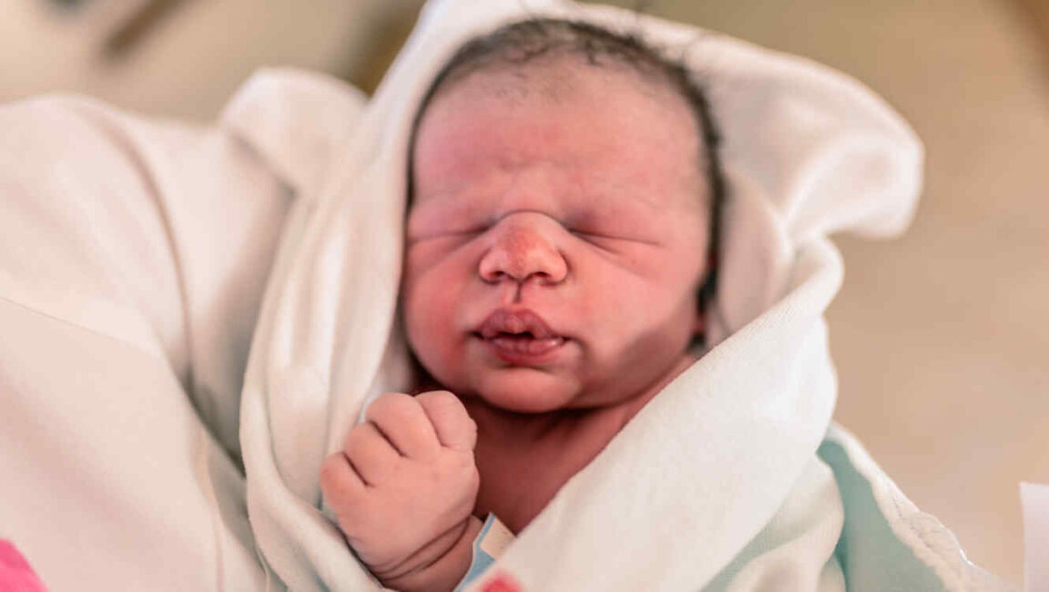 Una bebé recién nacida que fue dada por muerta llora antes de ser enterrada